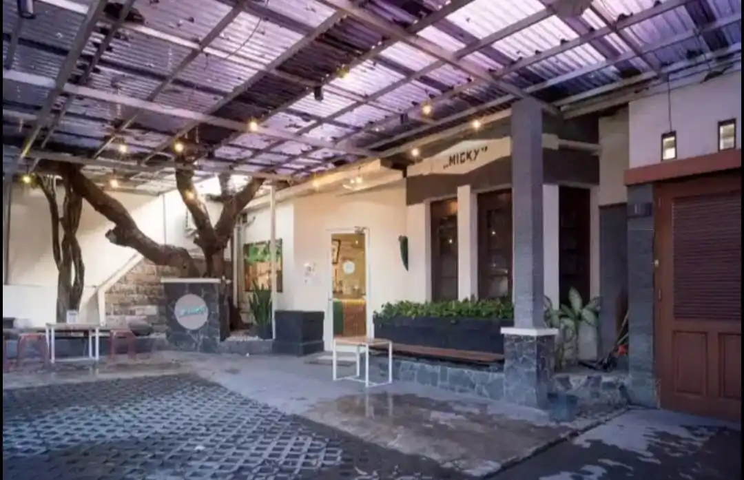 Rumah Pusat Kota Area Komersial Ramai Cocok Buat Cafe, Resto